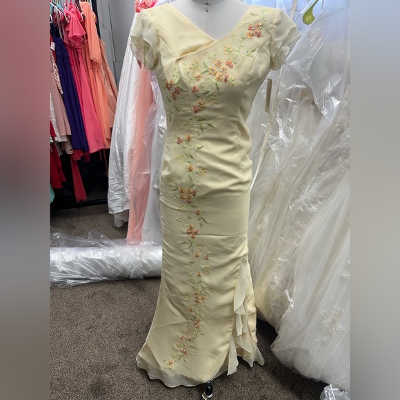 Expressions | Dresses | Elegant Floral Embroidered Dress | Poshmark